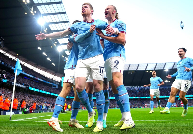 デ・ブライネが圧巻の2G1A！マンCが首位攻防戦で4－1圧勝、3連覇へ大きく前進！アーセナルは19年ぶり優勝へ大ピンチ | サッカーダイジェストWeb