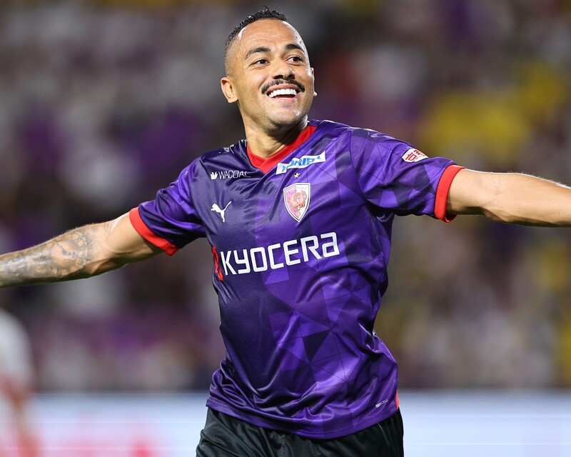 「ARIGATO GOZAIMASU！」4戦5発の京都FWラファエル・エリアスが8月度のJ1月間MVPを受賞！ 元日本代表DFが絶賛「群を抜いて良かった」 | サッカーダイジェストWeb