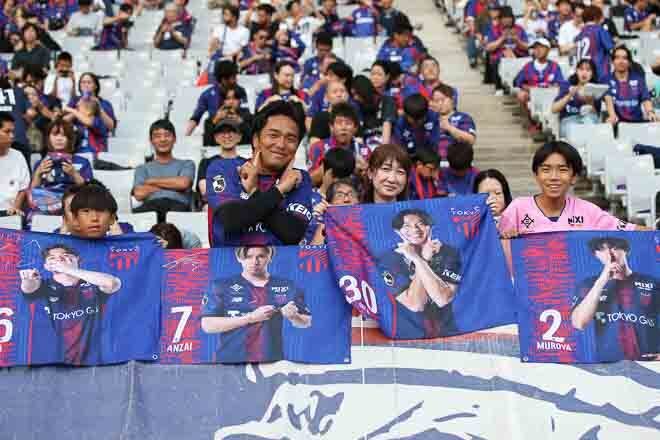 【画像】ホームもアウェーも関係ない！J1第32節＆J2第31節に駆け付け声援を送った各クラブサポーターを特集！ | サッカーダイジェストWeb